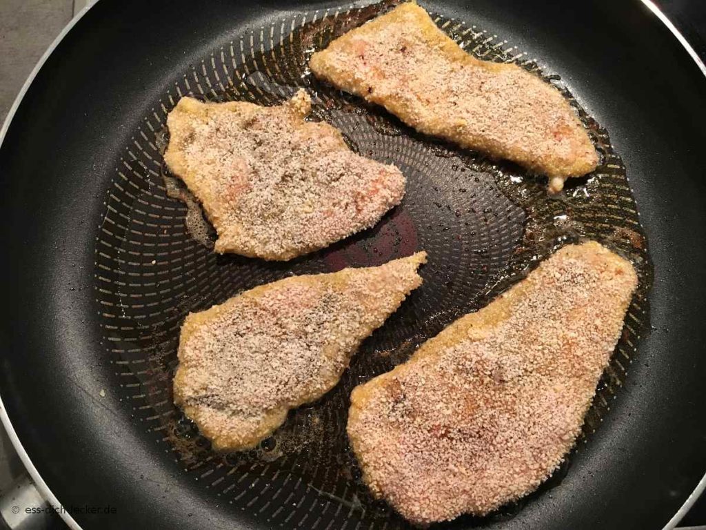 Panierte Schnitzel mit Kartoffelspalten und Rotkohl - ess-dich-lecker