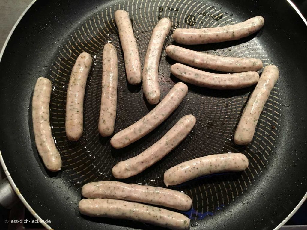 Nürnberger Würstchen mit Pellkartoffeln und Rahmsoße - ess-dich-lecker